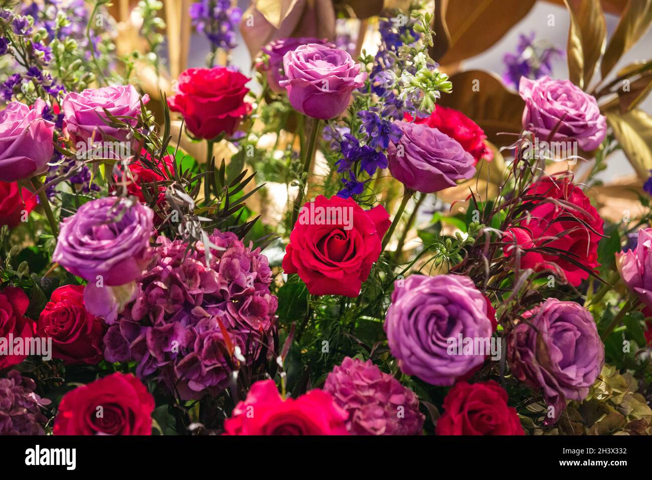 Flower arrangement of roses displayed at an event Stock Photo - Alamy