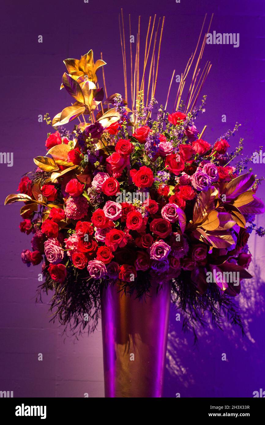 Flower arrangement of roses displayed at an event Stock Photo - Alamy