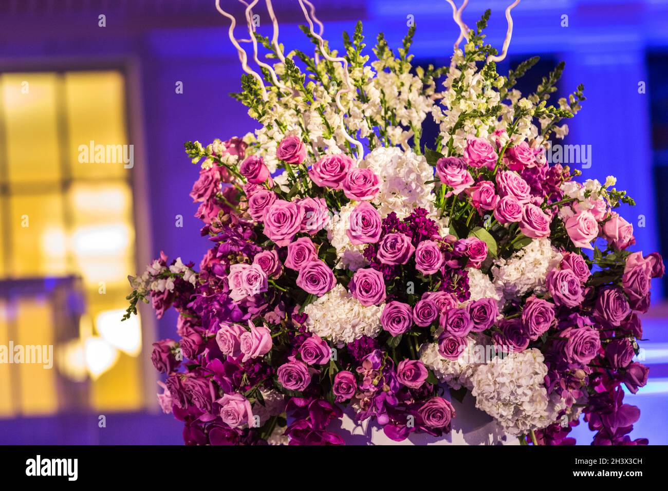 Flower arrangement of roses displayed at an event Stock Photo - Alamy