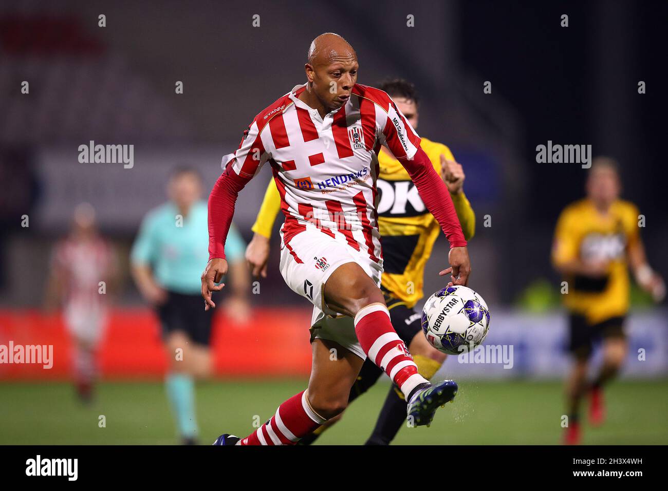 OSS, NETHERLANDS - OCTOBER 30: a goal from Kay Tejan of TOP Oss during ...
