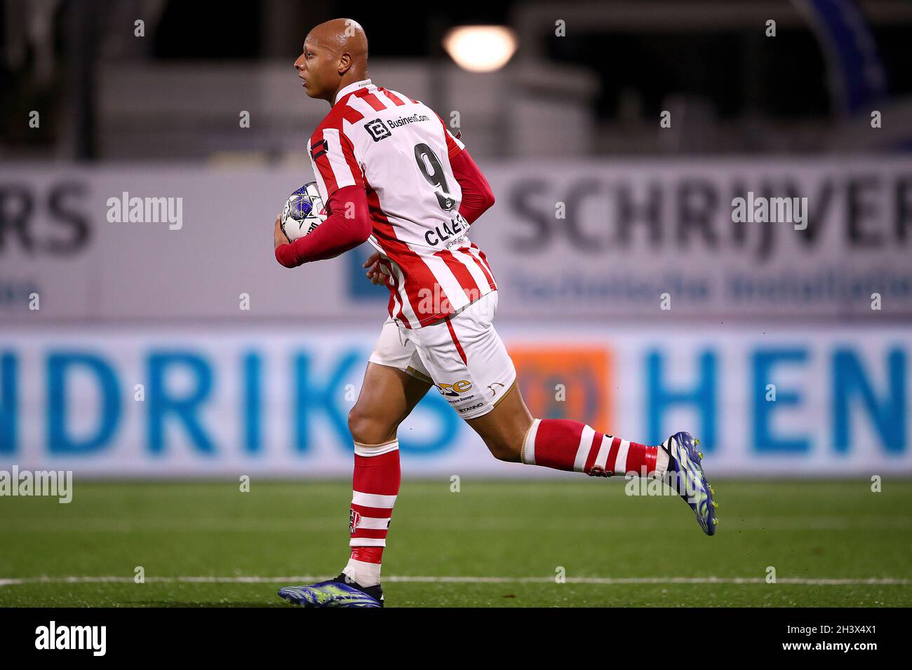 OSS, NETHERLANDS - OCTOBER 30: a goal from Kay Tejan of TOP Oss during ...