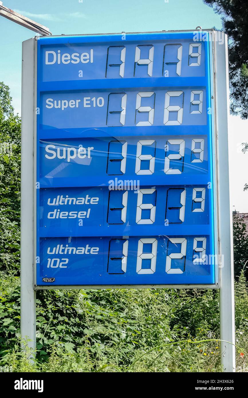 Tankstelle mit Preistafel - GÃ¼nstig tanken Stock Photo - Alamy
