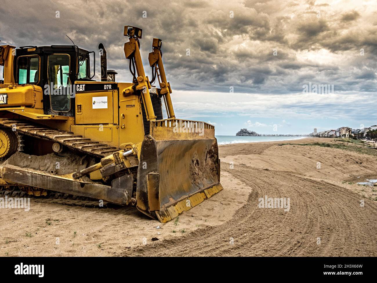 Working on the beach with heavy equipment Stock Photo - Alamy