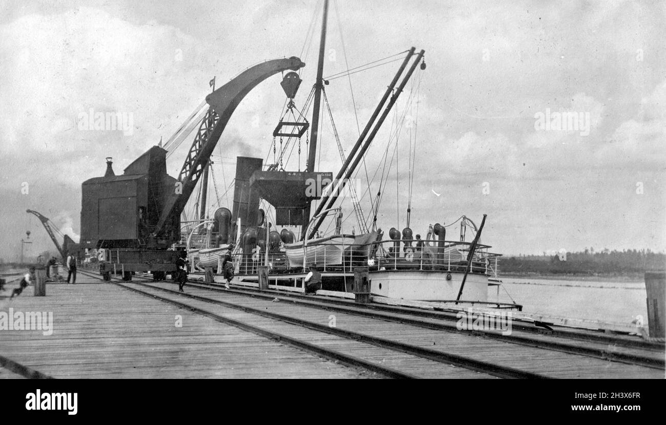 Loading onto ship hi-res stock photography and images - Alamy