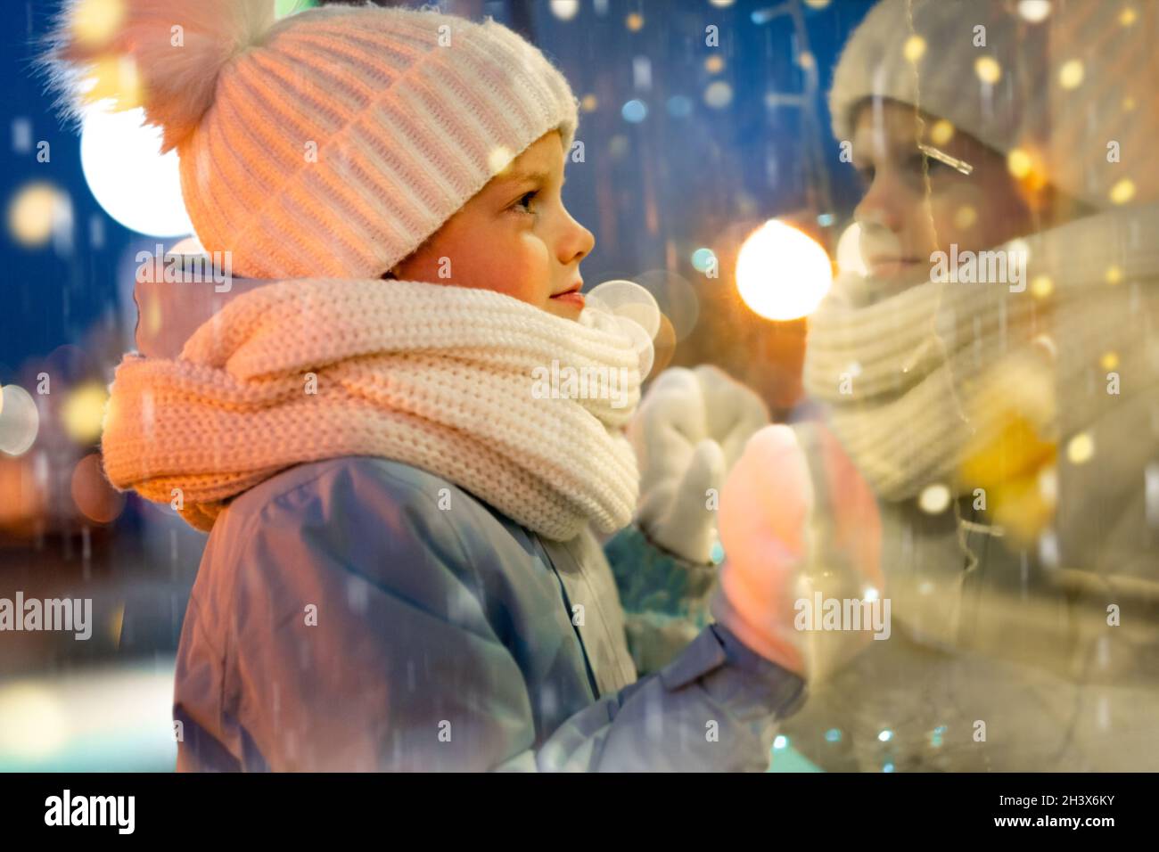 Boy looking into store window hi-res stock photography and images - Alamy