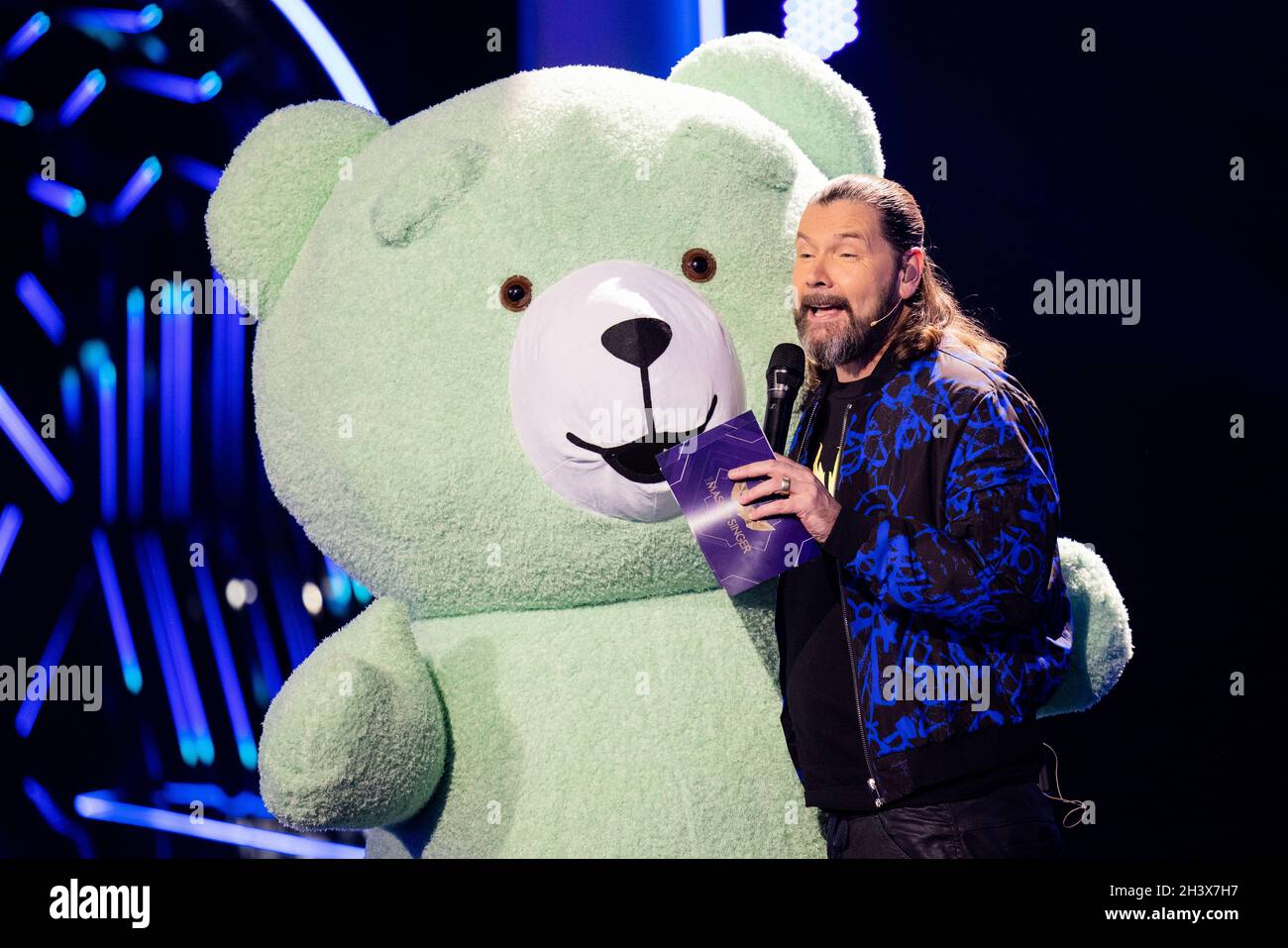 Cologne, Germany. 30th Oct, 2021. Ray Garvey from the rate team sinks ...