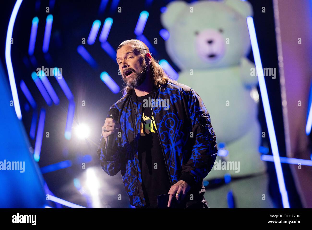 Cologne, Germany. 30th Oct, 2021. Ray Garvey from the rate team sinks ...