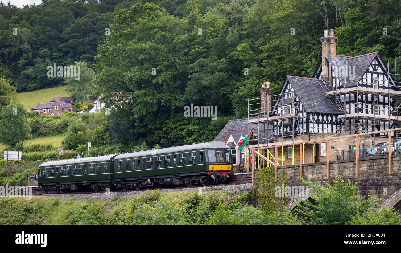 Train berwyn station view hi-res stock photography and images - Alamy