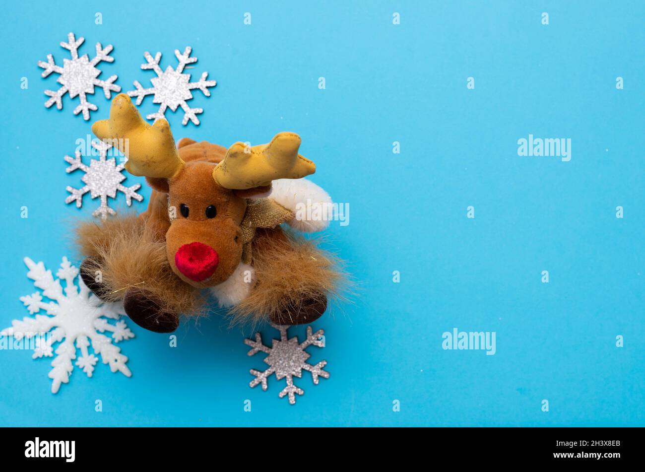 Christmass flatlay white snowflakes in shape frame and christmas deer ...