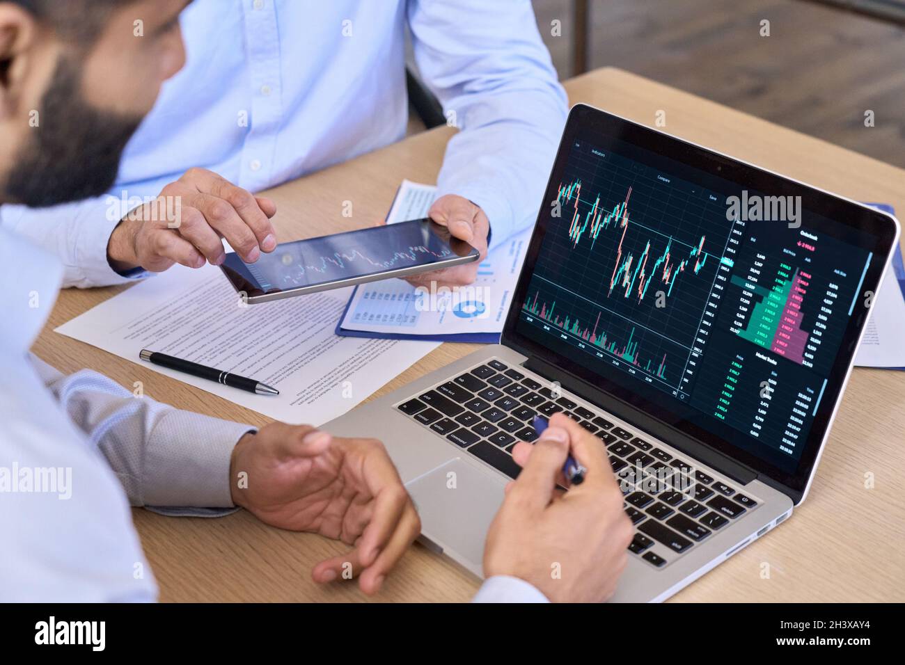 Digital currency graphs hi-res stock photography and images - Alamy