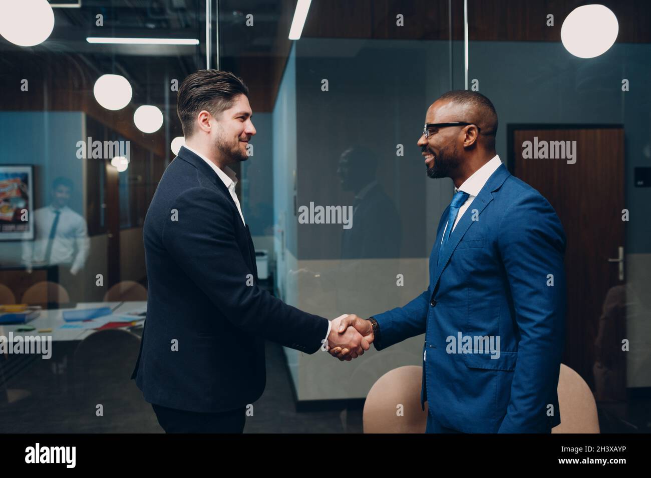 Business people talking together shaking hi-res stock photography and ...