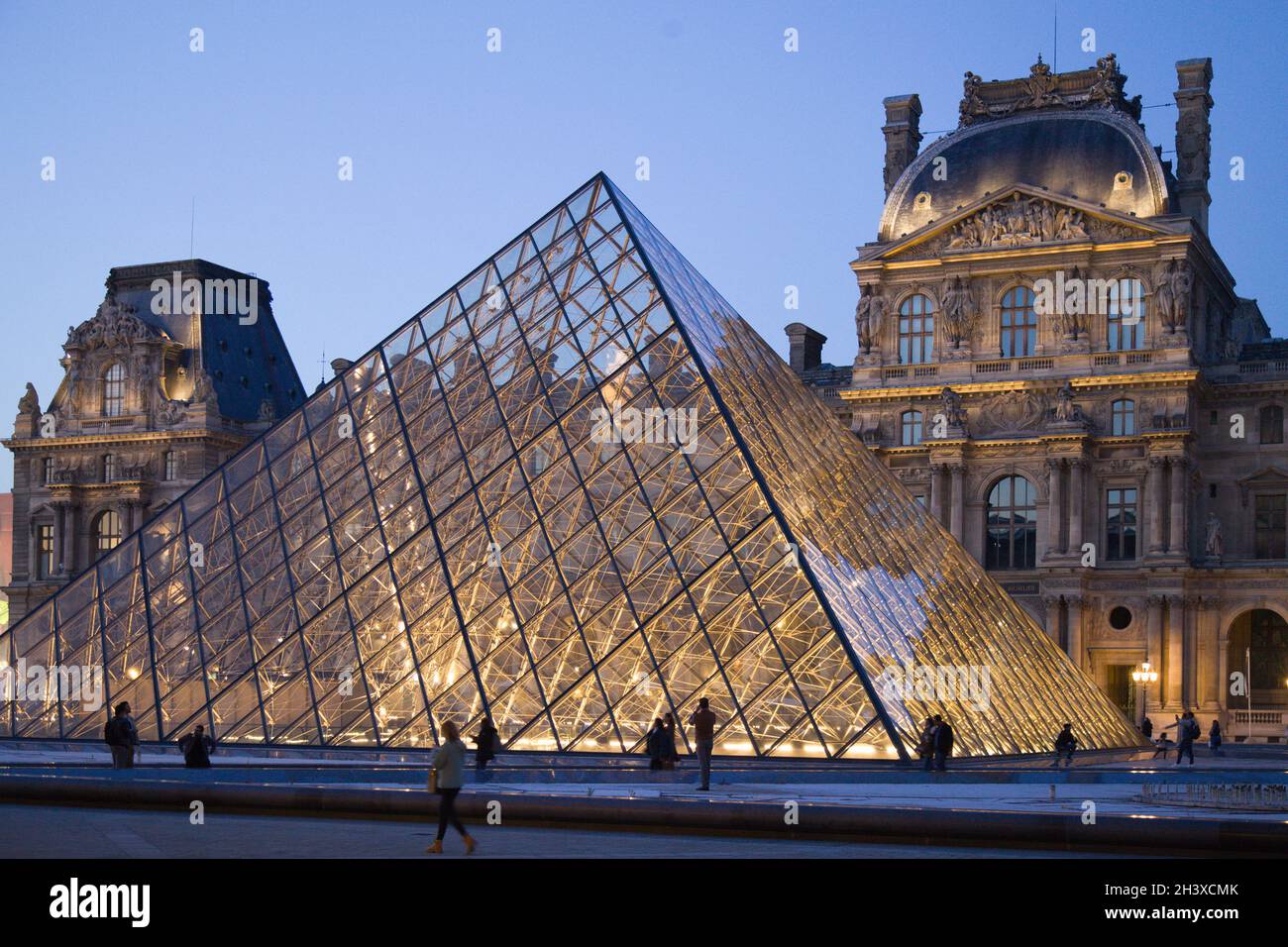 Pyramide monument hi-res stock photography and images - Alamy