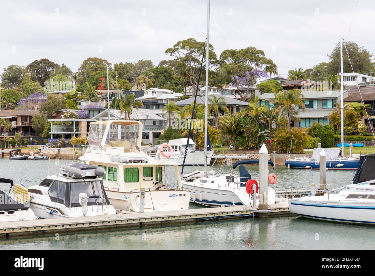 Boats and yachts at a marina on Pittwater in Sydney northern beaches ...