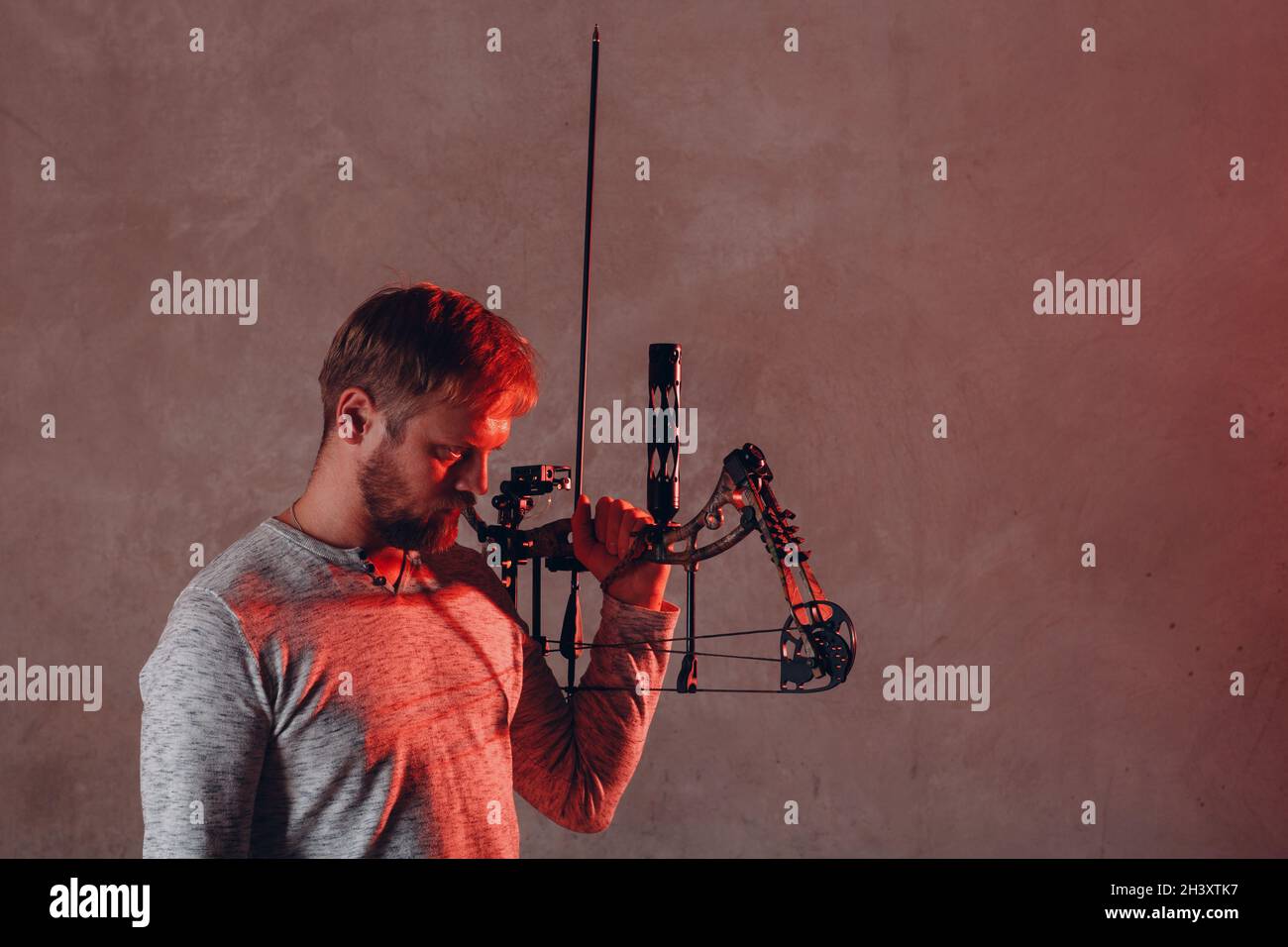 Archer man with modern block sport bow and arrow Stock Photo - Alamy