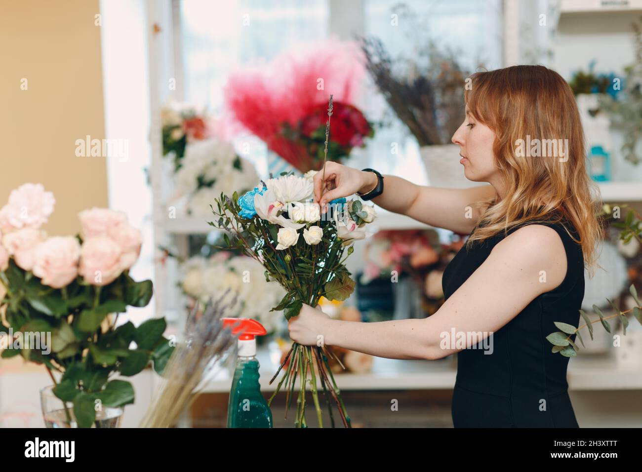 Florist woman make bouquet in flower boutique Stock Photo - Alamy