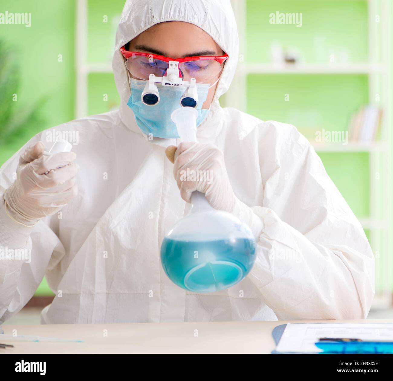 Chemist working in the lab on new experiment Stock Photo - Alamy