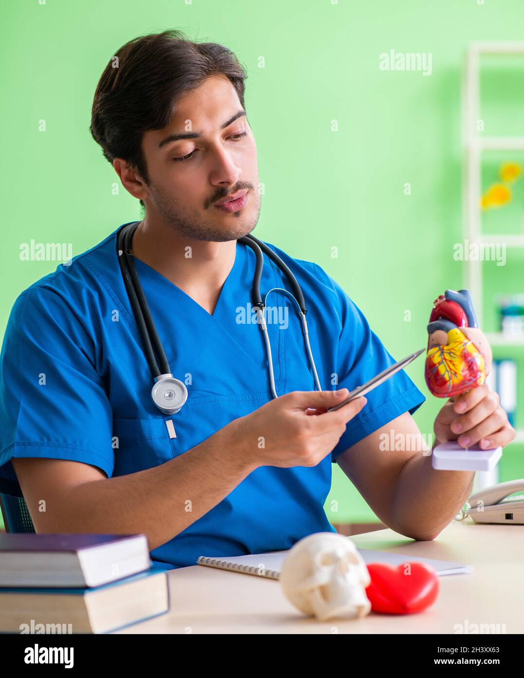 Doctor student explaining heart hi-res stock photography and images - Alamy