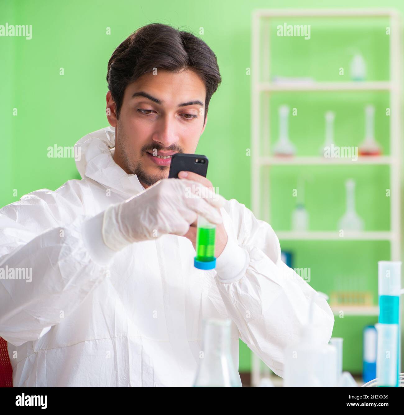 Chemist working in the lab on new experiment Stock Photo - Alamy