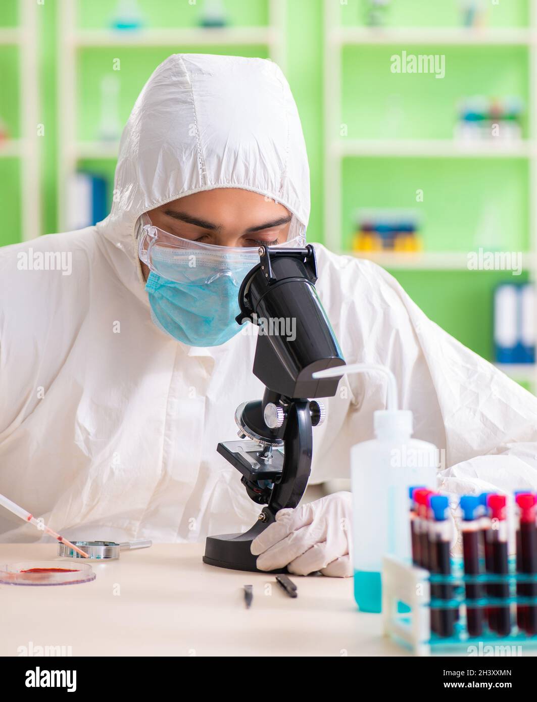 Chemist working in the lab on new experiment Stock Photo - Alamy