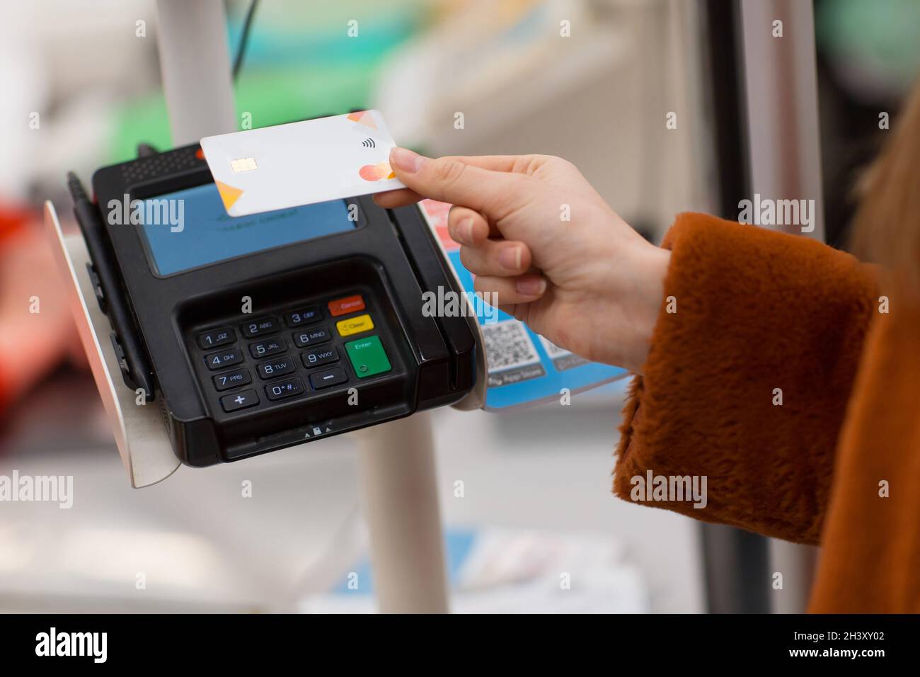 Bank counter hi-res stock photography and images - Alamy