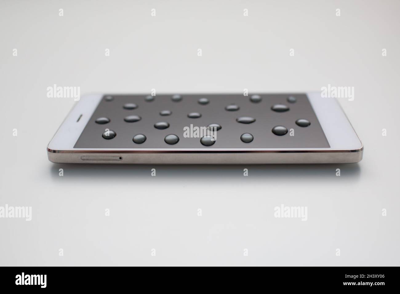 Mobile phone with drops on oleophobic screen Stock Photo - Alamy