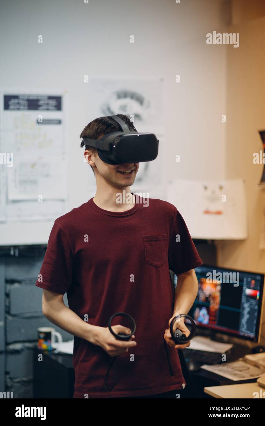 Man virtual reality headset glasses hi-res stock photography and images ...