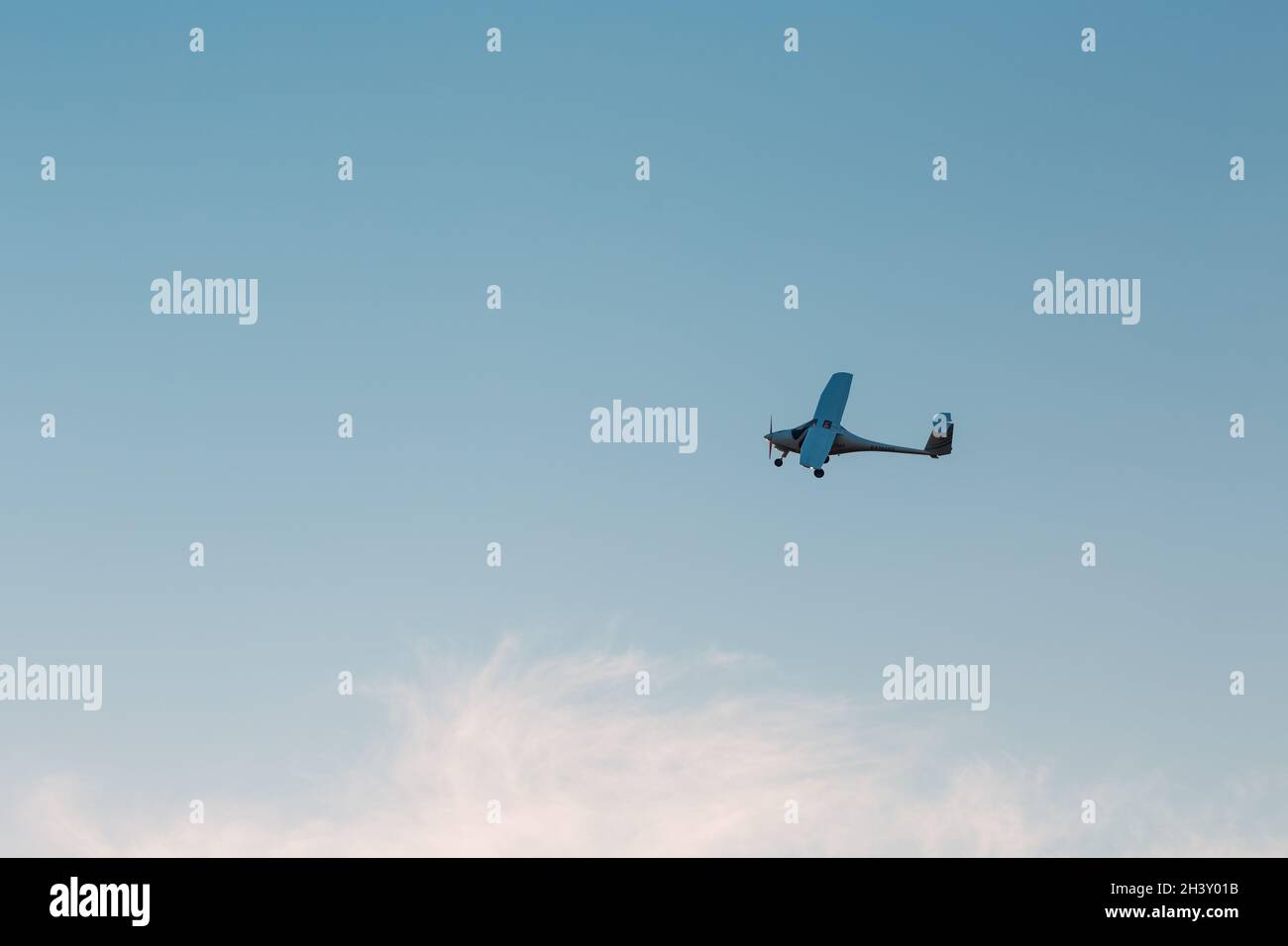 Aircraft against sunset sky hi-res stock photography and images - Alamy