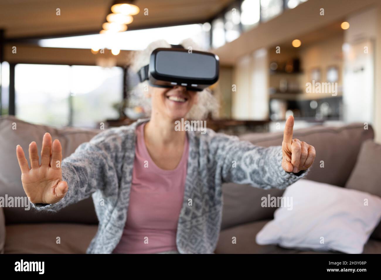 Vr mature senior woman headset hi-res stock photography and images - Alamy