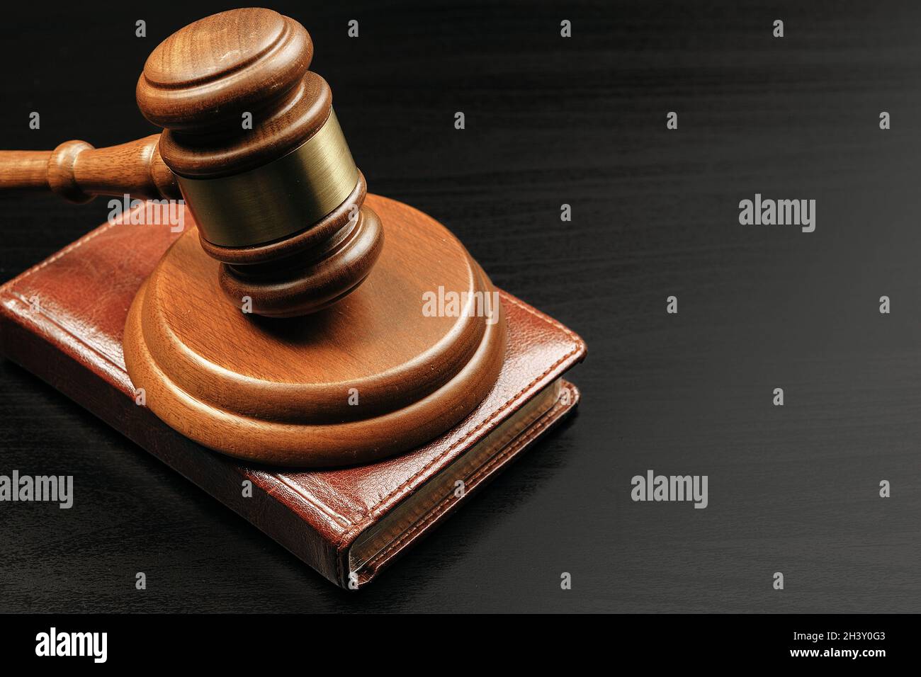 Image of wooden judge hammer on notepad Stock Photo - Alamy