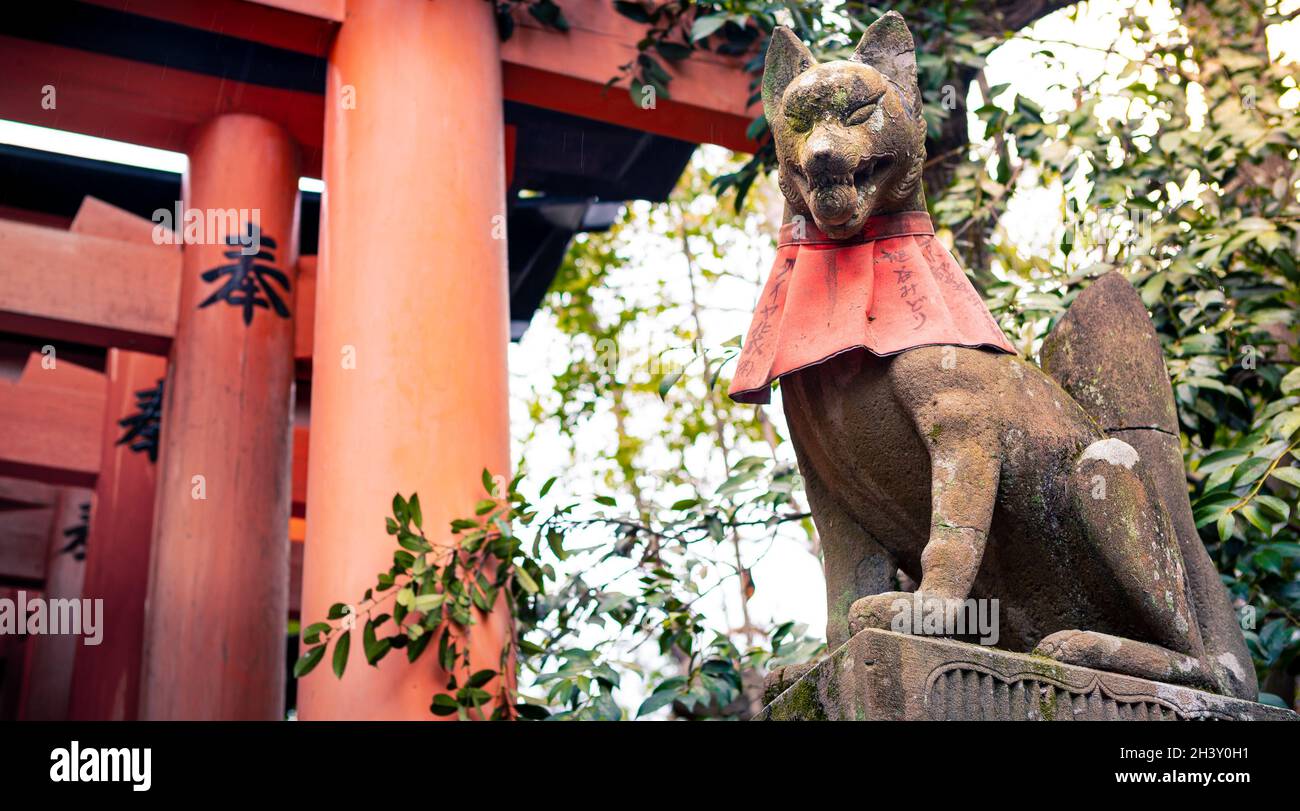 Japanese fox statue hi-res stock photography and images - Alamy