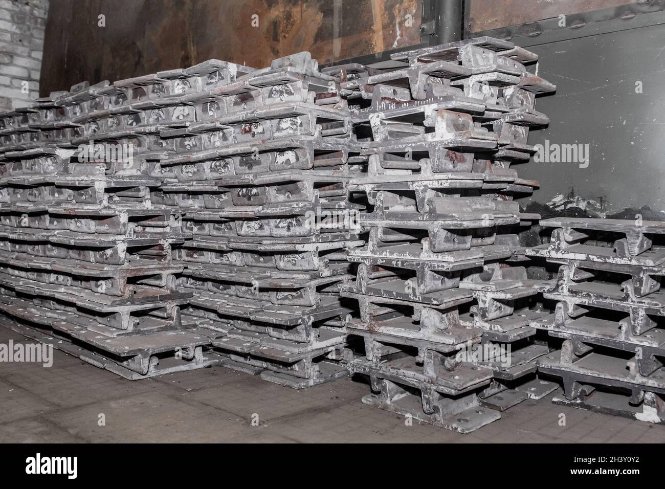 Iron parts of the workpiece for laying railway tracks metal structures ...