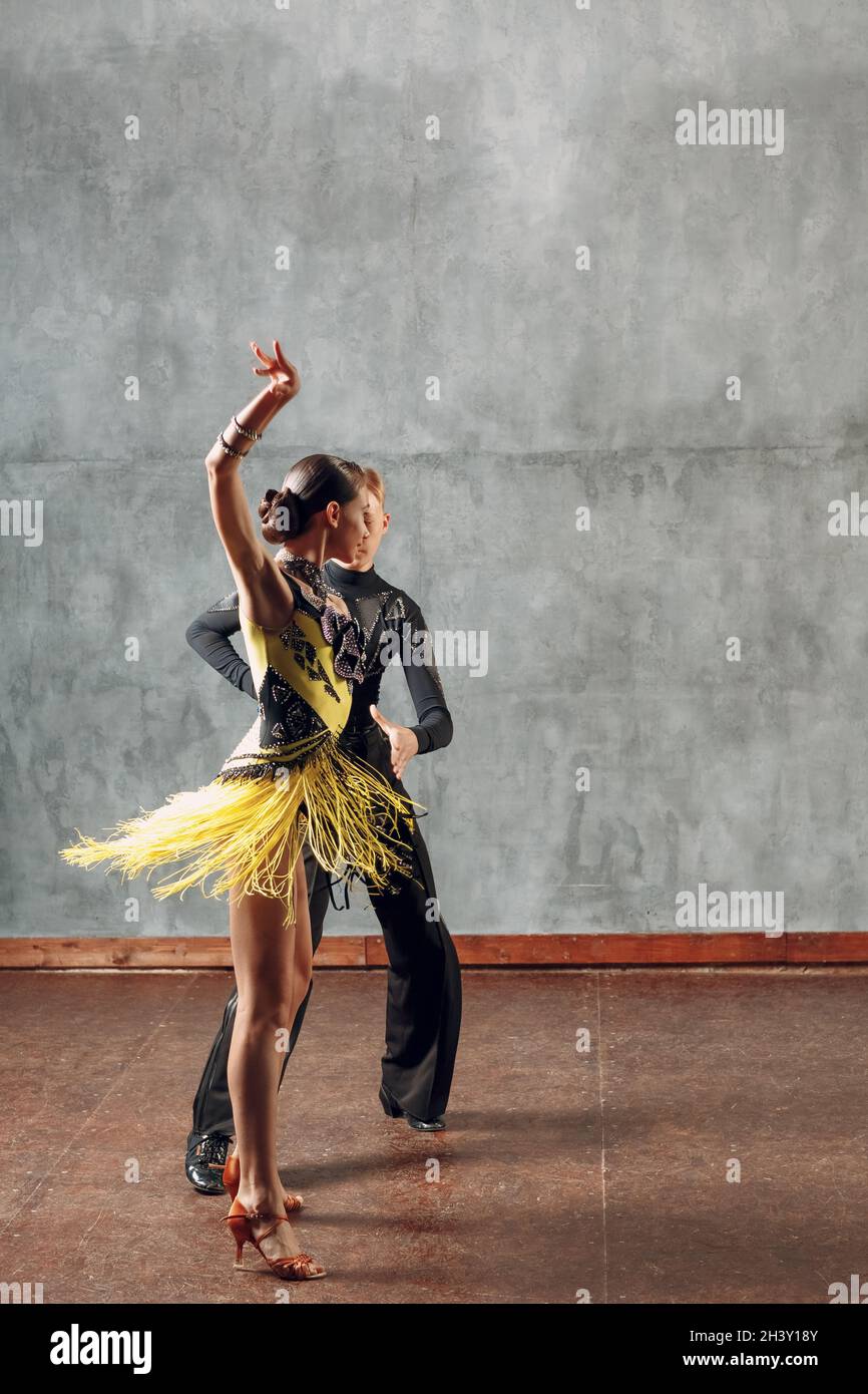 Dancing the cha hi-res stock photography and images - Alamy