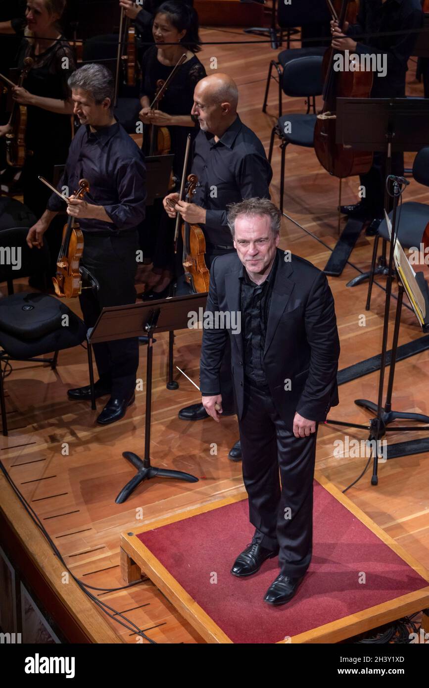 Jonathan Nott, conductor, Orchestre de la Suisse Romande, Victoria Hall ...