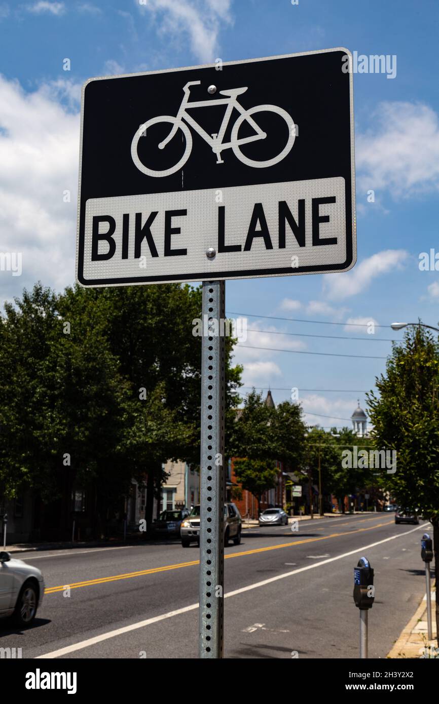 Bike lane sign hi-res stock photography and images - Alamy