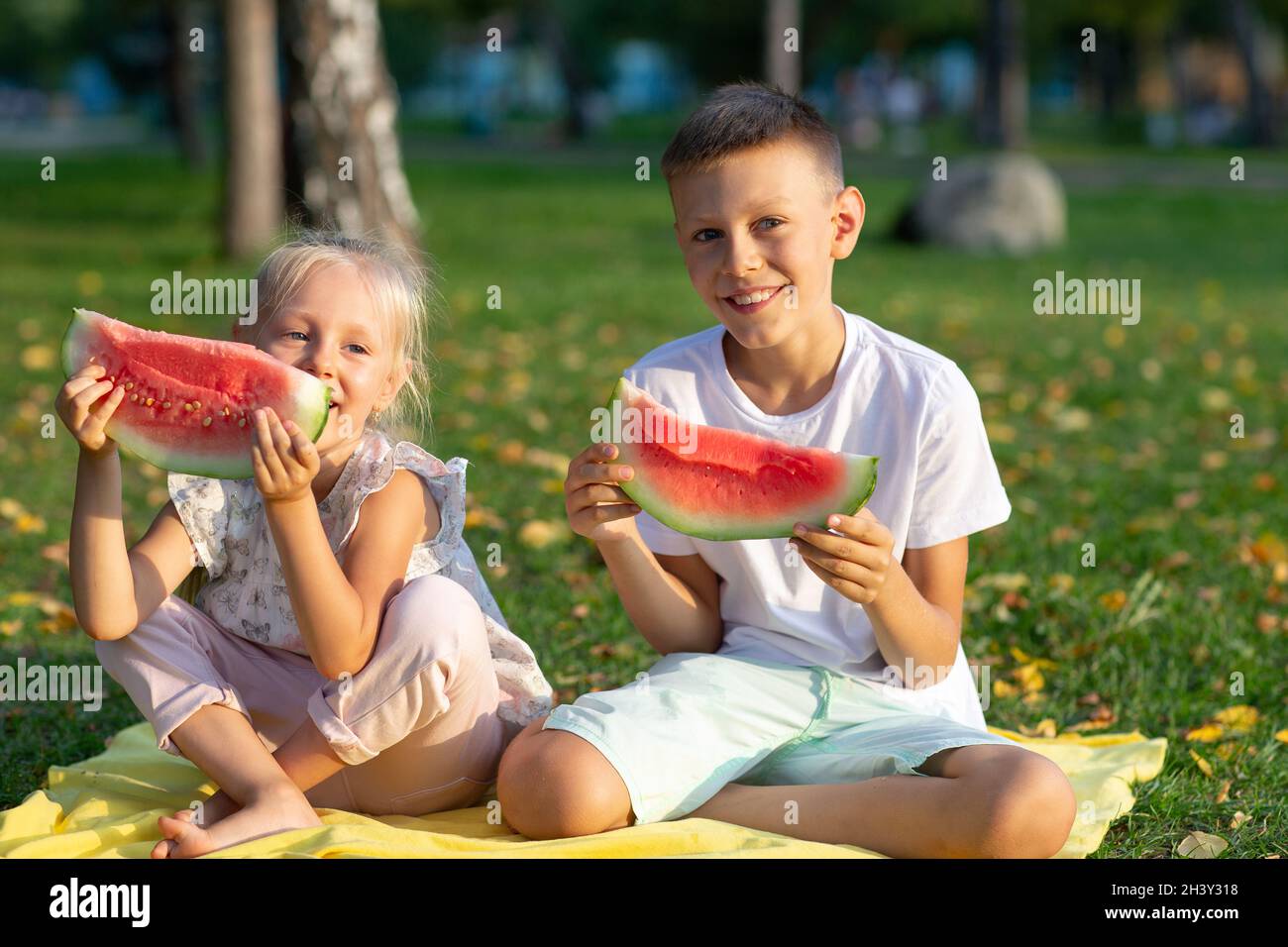 Kids eating watermelon hi-res stock photography and images - Alamy