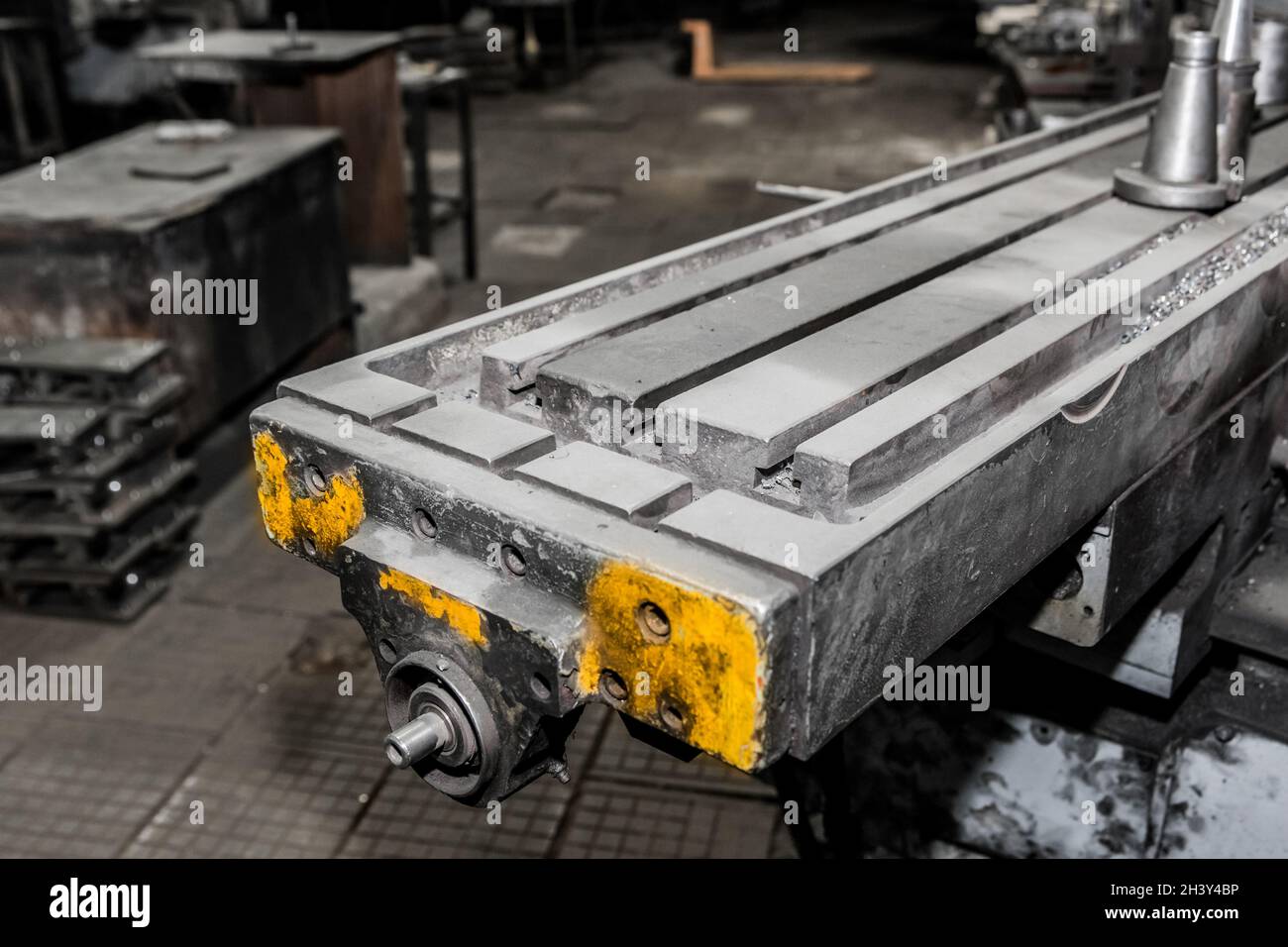 Horizontal milling machine workshop hi-res stock photography and images ...
