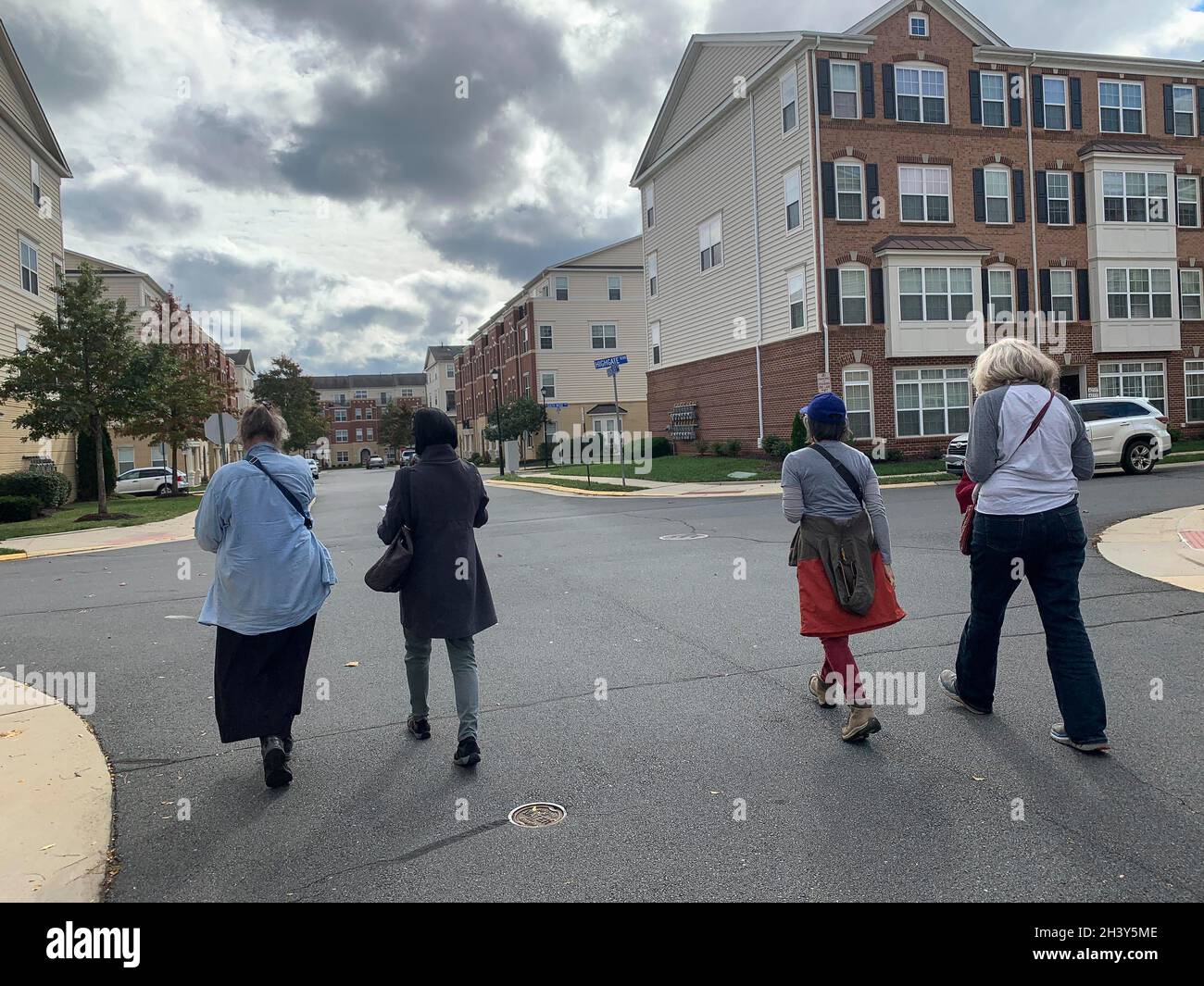 Brambleton, Virginia, USA. 30th Oct, 2021. Volunteers head out to door ...