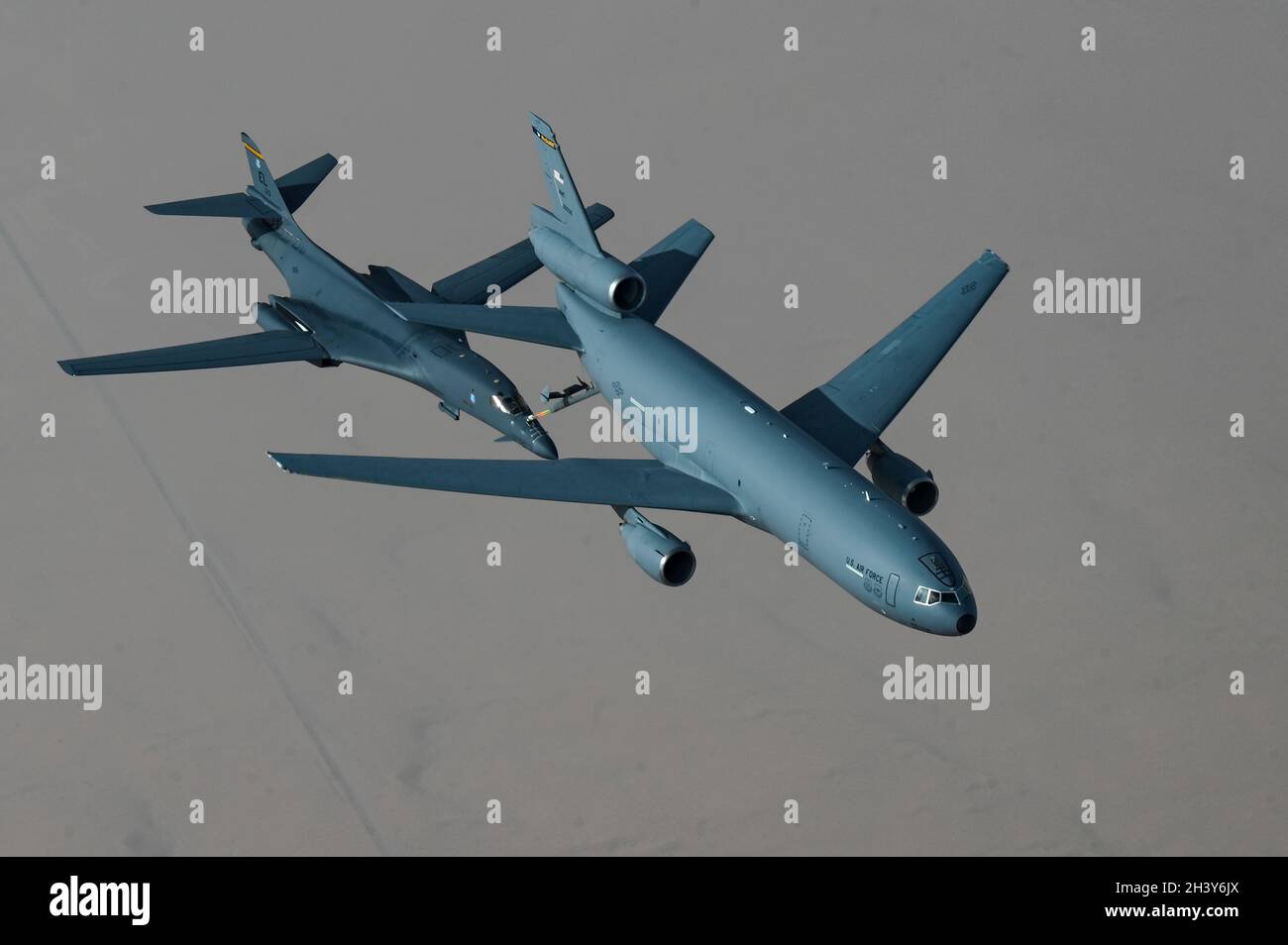 A U.S. Air Force KC-10 Extender and B-1B Lancer connect for aerial ...