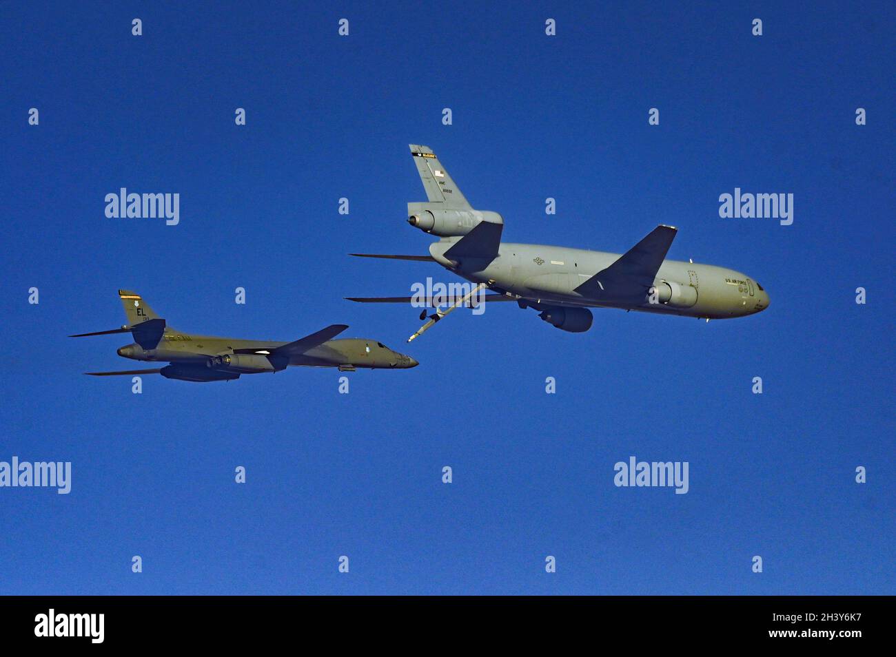 A U.S. Air Force KC-10 Extender and B-1B Lancer connect for aerial ...