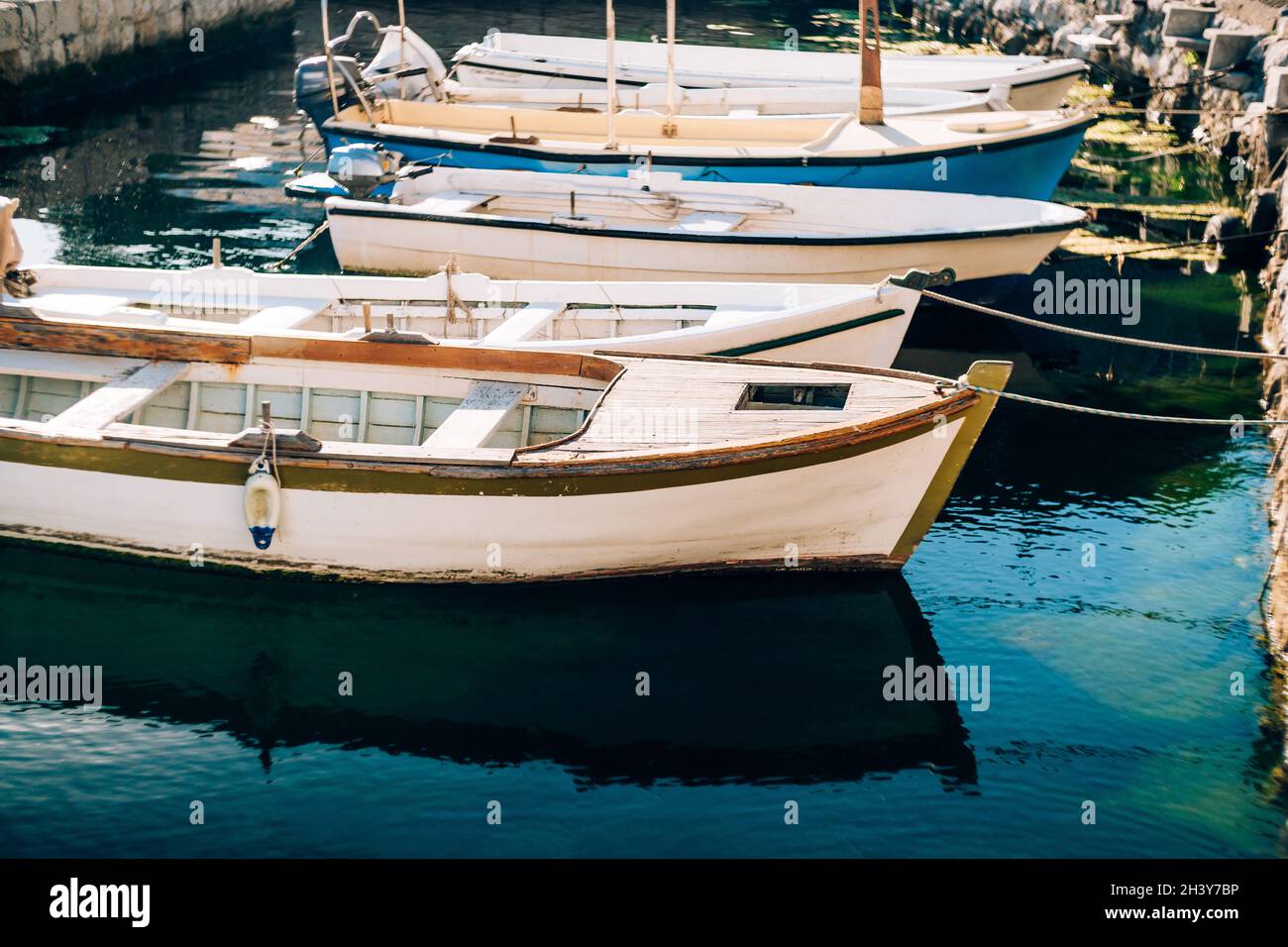 Boats tied to wharf hi-res stock photography and images - Alamy