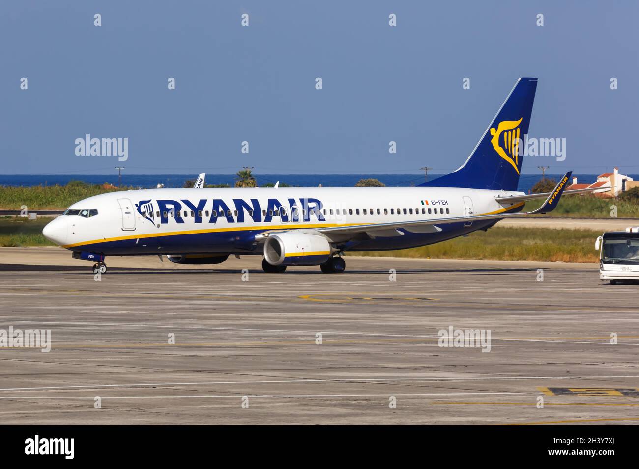 Ryanair boeing 737 b737 hi-res stock photography and images - Alamy