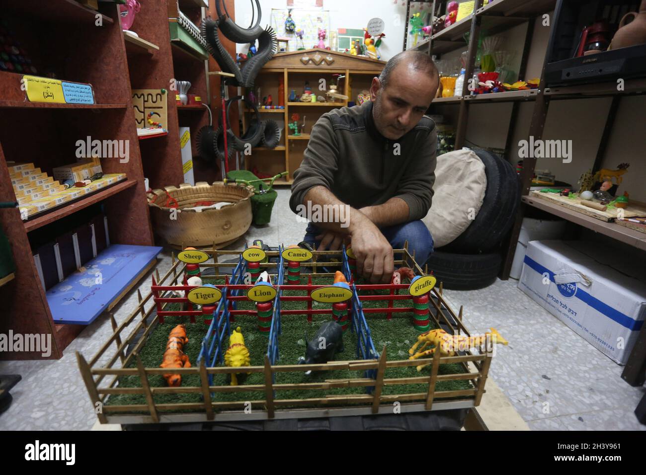 (211031) -- NABLUS, Oct. 31, 2021 (Xinhua) -- Ayman Abed Rabu works on ...