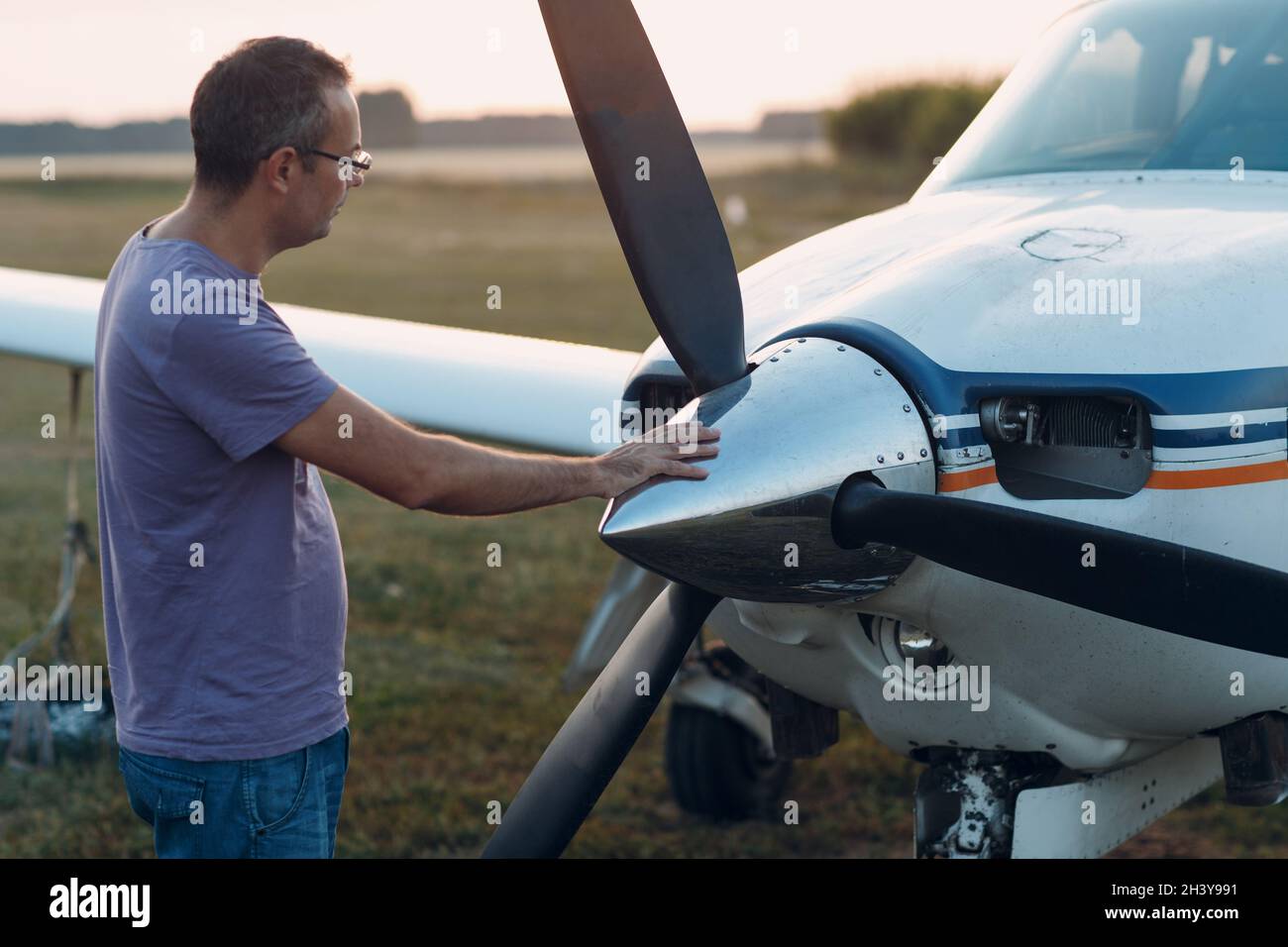 Airplane pilot hi-res stock photography and images - Alamy