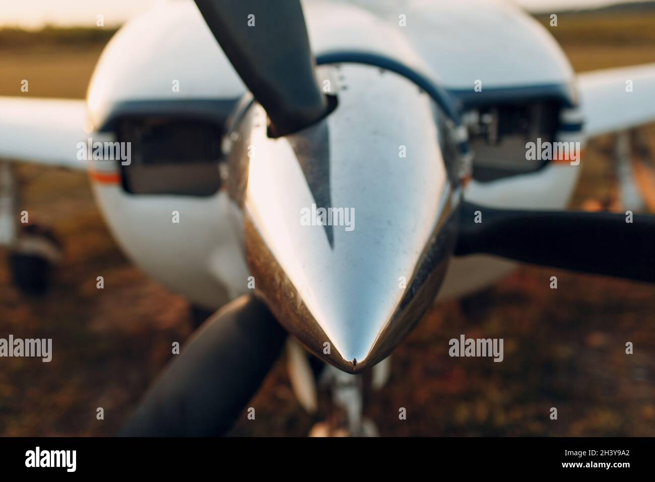 Airplane front propeller hi-res stock photography and images - Alamy