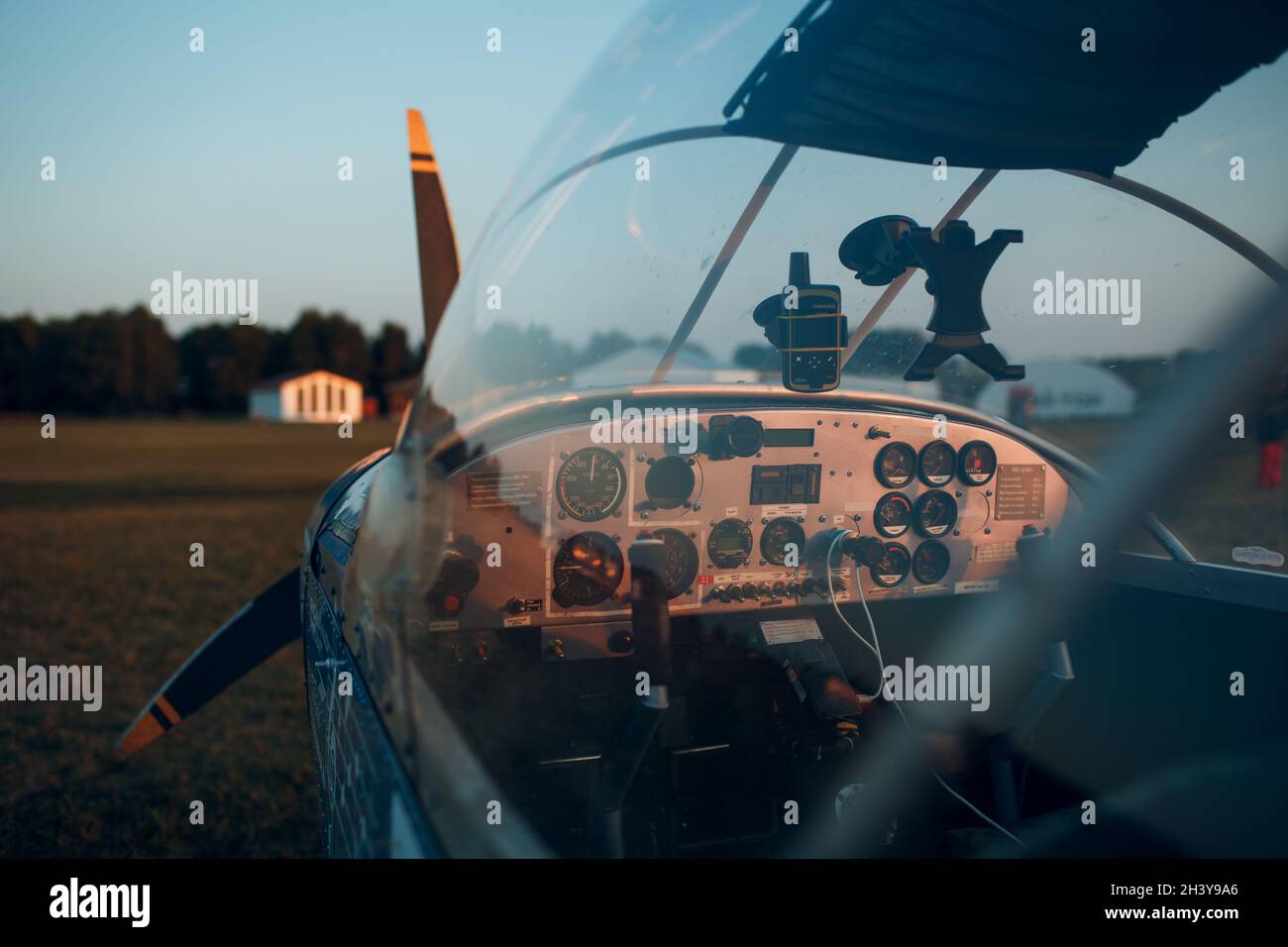 Single airliner hi-res stock photography and images - Alamy