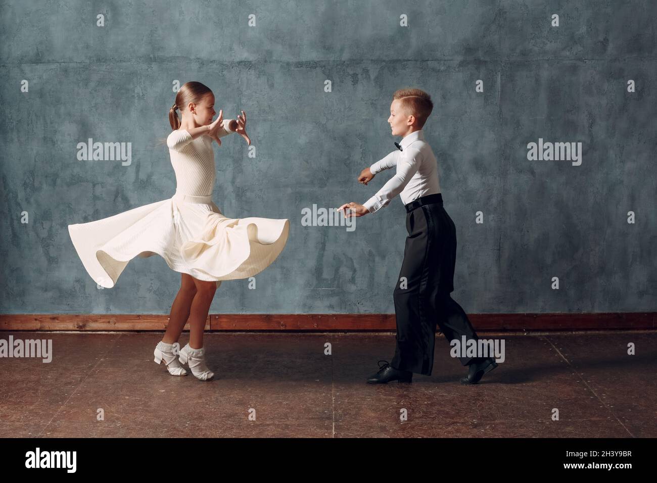 Samba dancing couple hi-res stock photography and images - Alamy