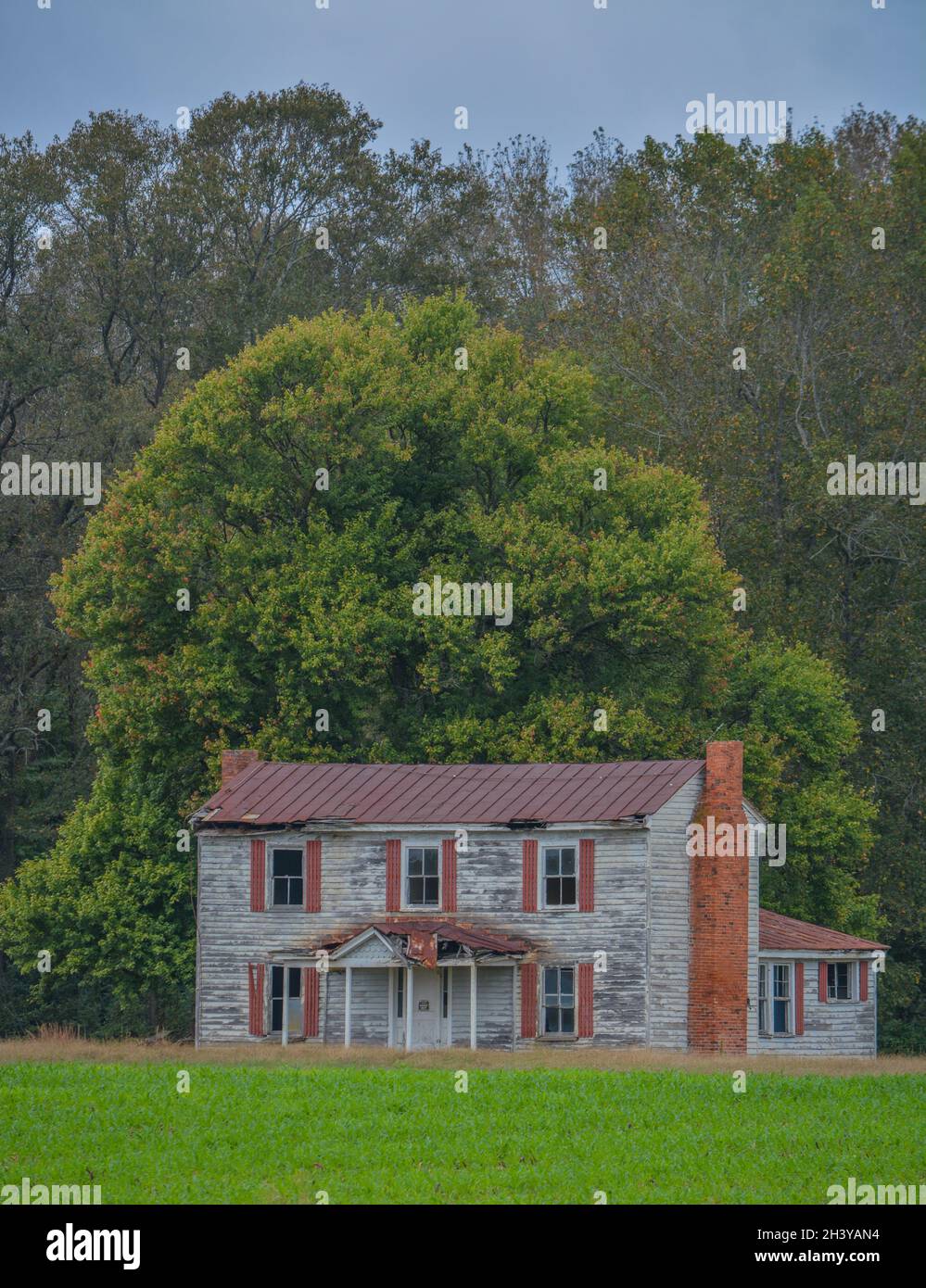 Old, rundown home in the countryside of Virginia Stock Photo - Alamy