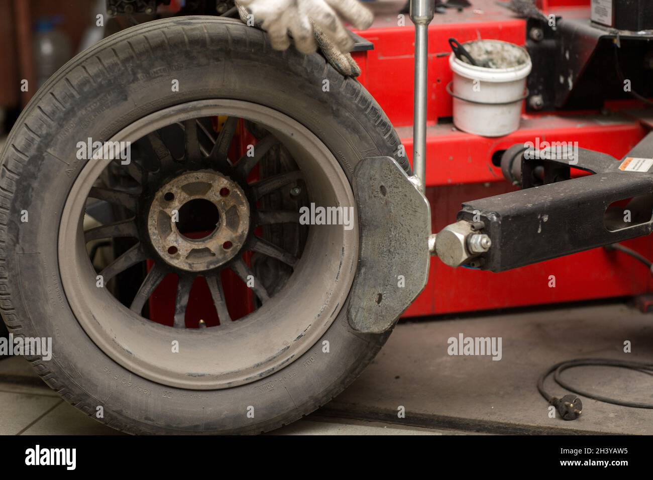 Mechanic changing car tire hi-res stock photography and images - Alamy