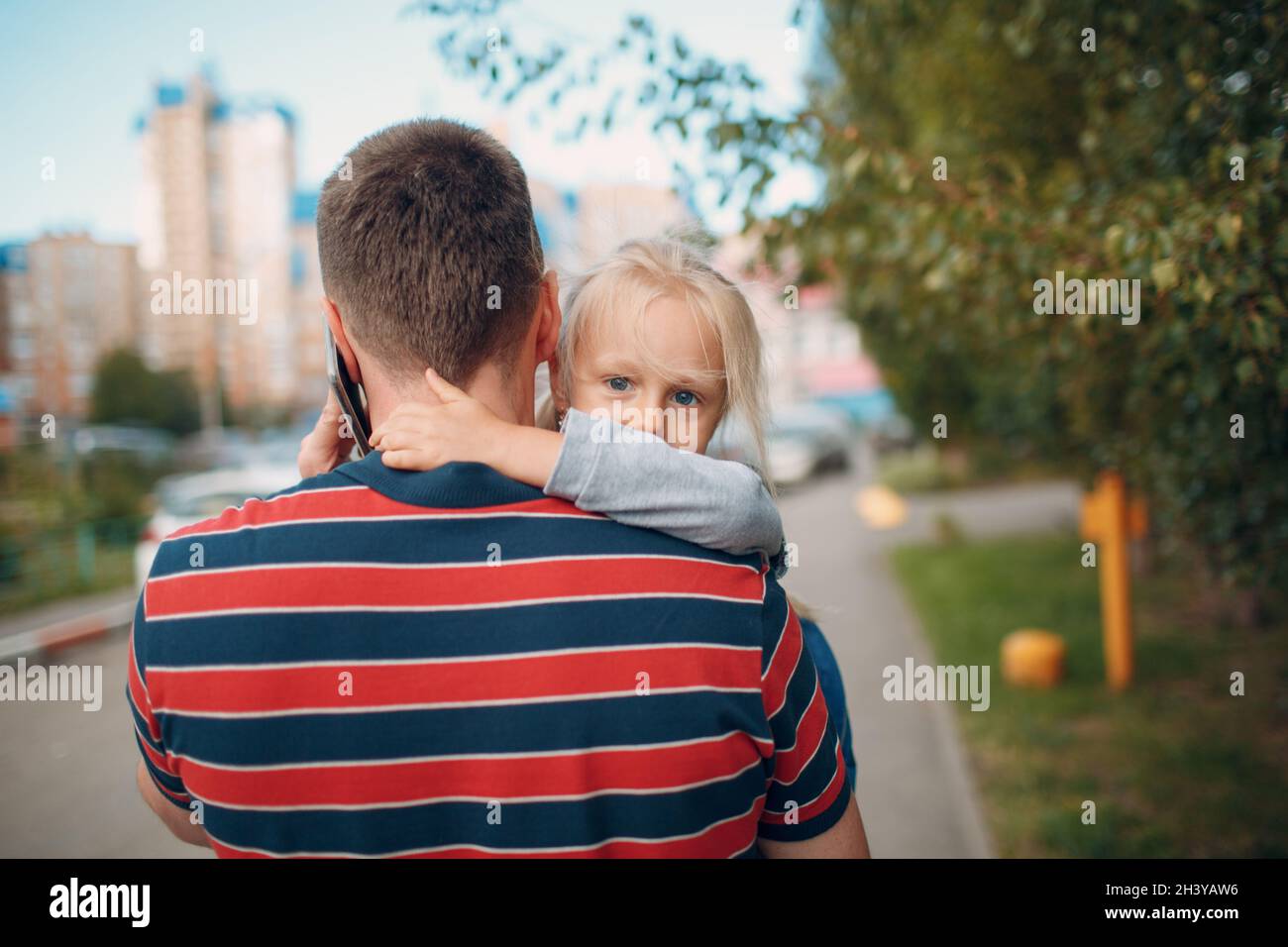 Back view father little daughter hi-res stock photography and images ...