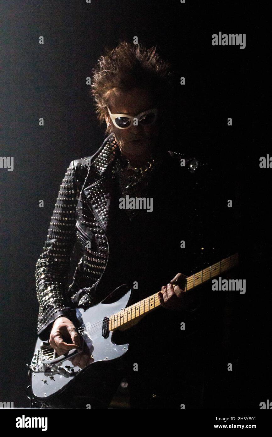 London, England, UK. 30th Oct, 2021. Daniel Ash plays the electric ...